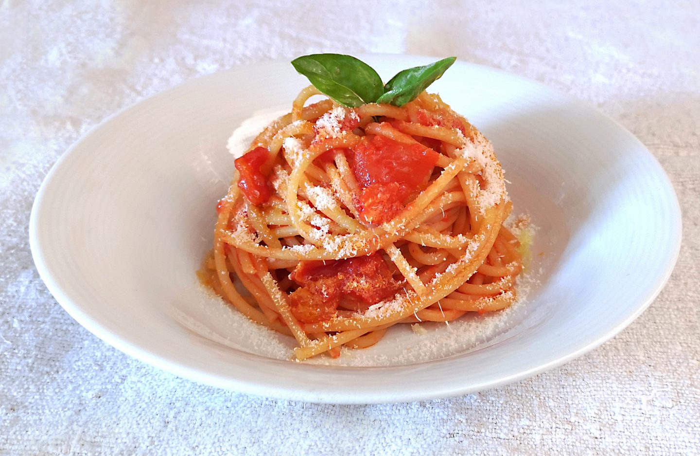 Spaghetti pomodoro e basilico - Grano e Sesamo